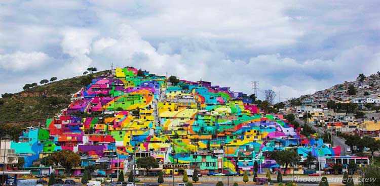 Colorido mural hecho con 200 casas en México